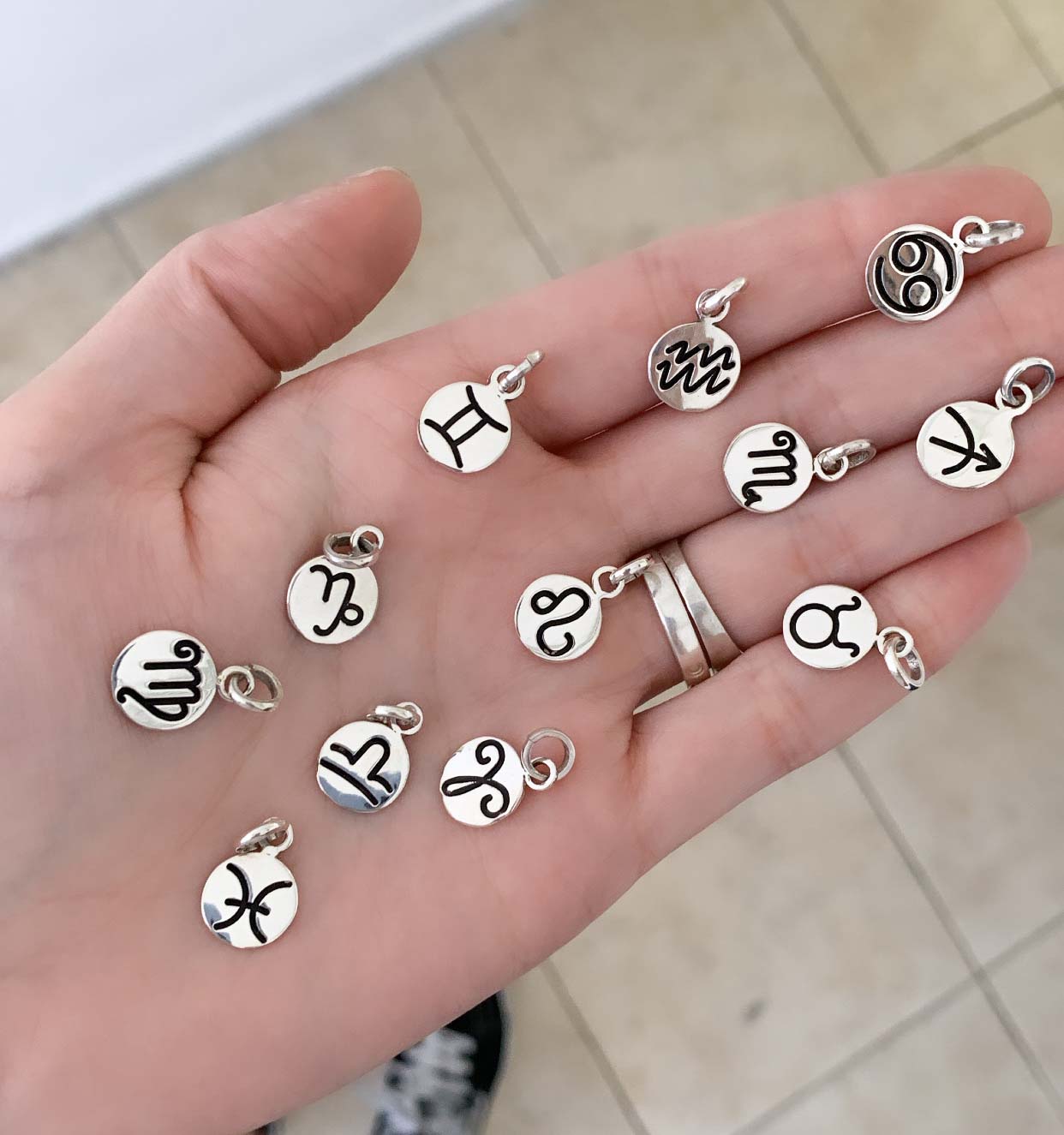 DIJE SIGNOS ZODIACO 12MM (EL SIGNO LO ELEGIMOS POR WHATSAPP) - Hanna Joyas